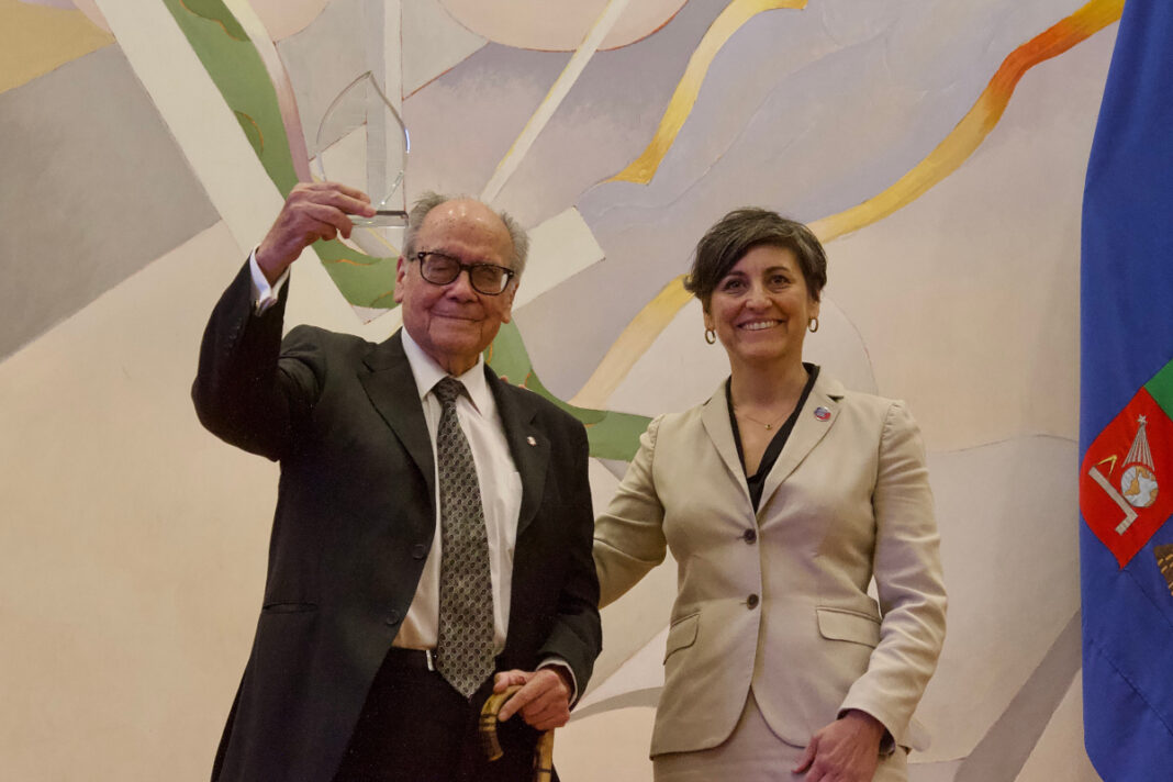 Minsal entrega reconocimiento al Dr. Álvaro Yáñez como primer director ...